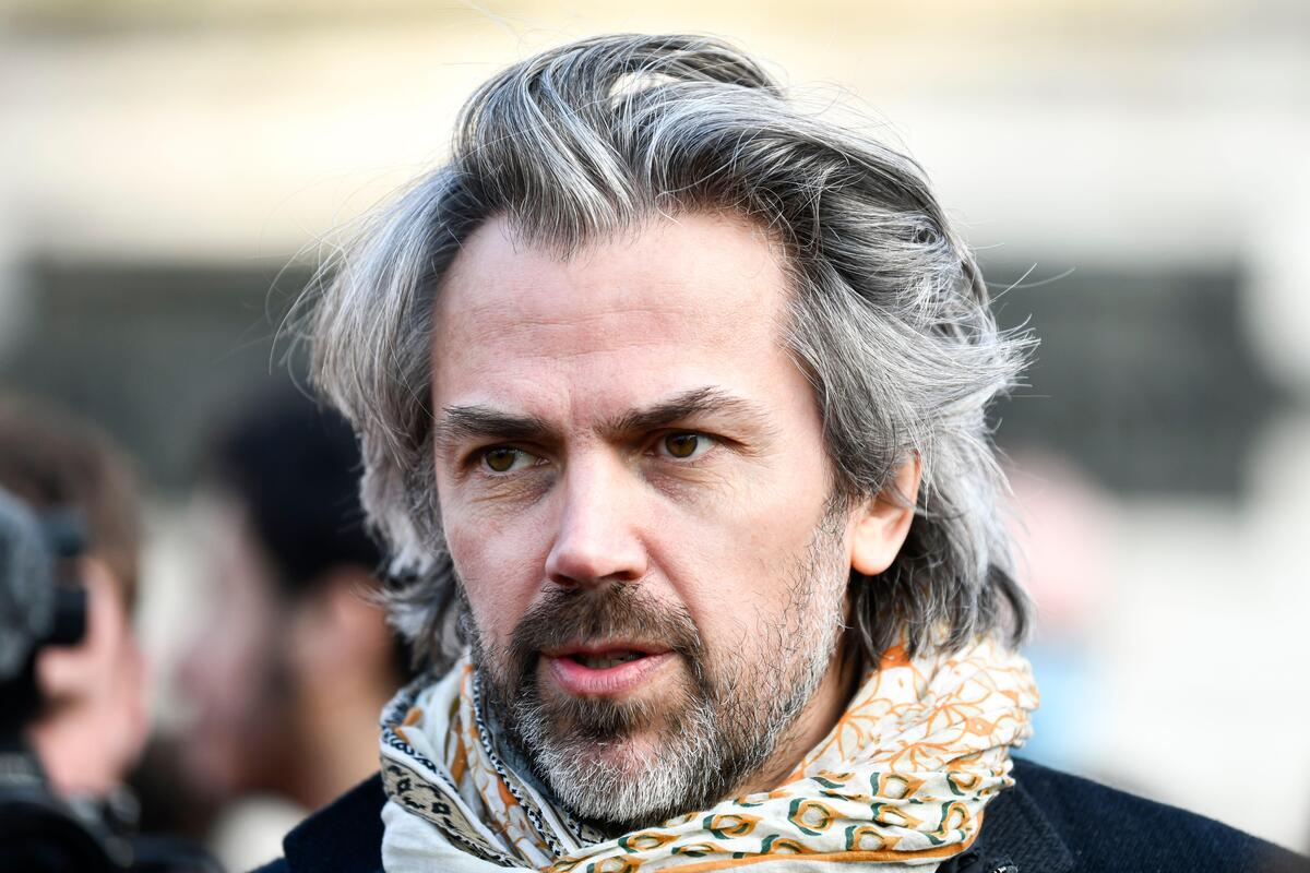 Aymeric Caron, député LFI et ancien chroniqueur télé, force les portes ...